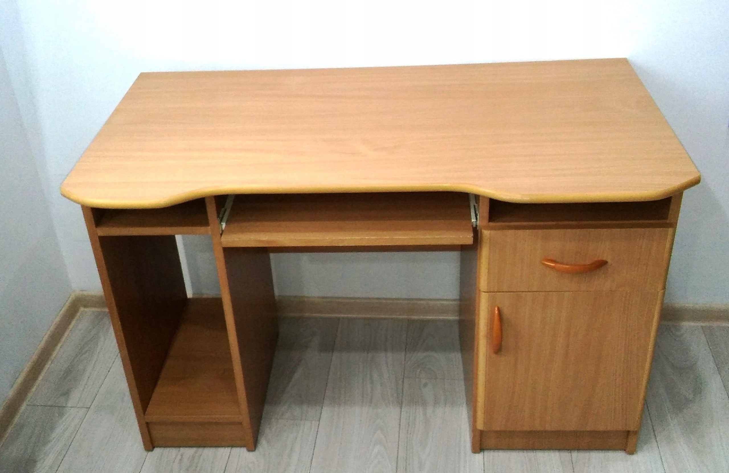 BIURKO pod komputer z szufladą, szafką i półkami. - 7700894257 ...