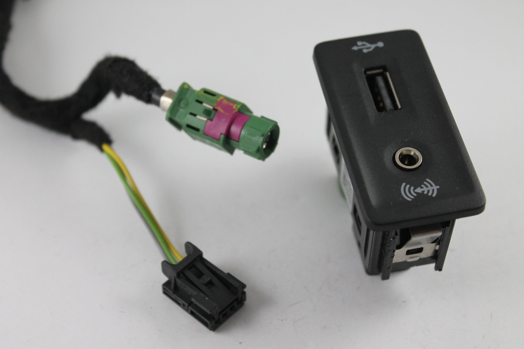 VW AUDI SKODA KOSTKA GNIAZDO AUX USB 5G0035222 - 7240054733 - oficjalne ...